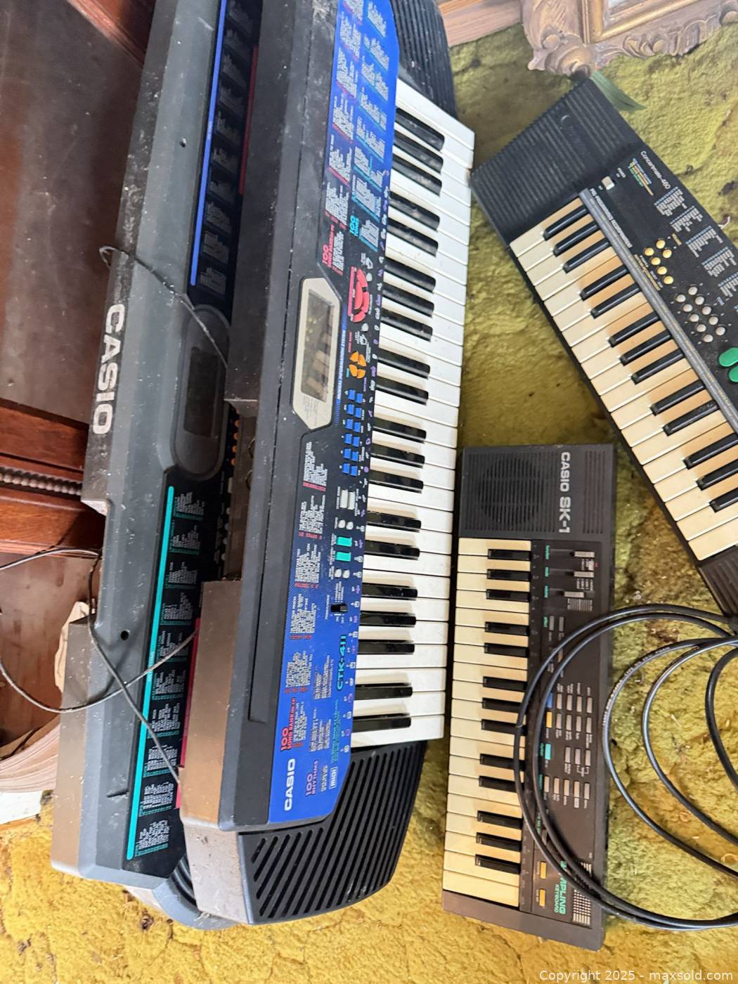 3 electronic keyboards with cables | Maxsold