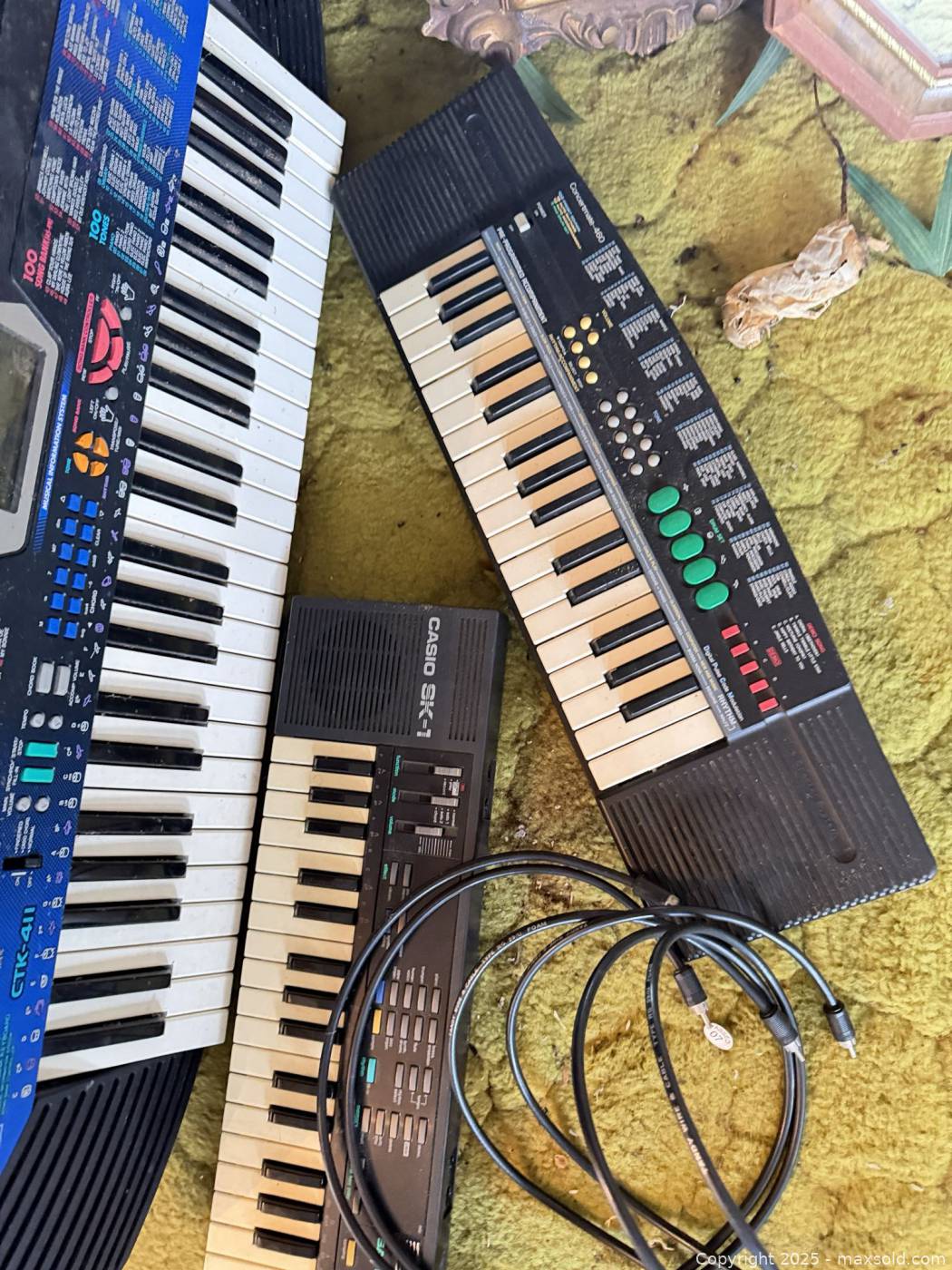 3 electronic keyboards with cables | Maxsold