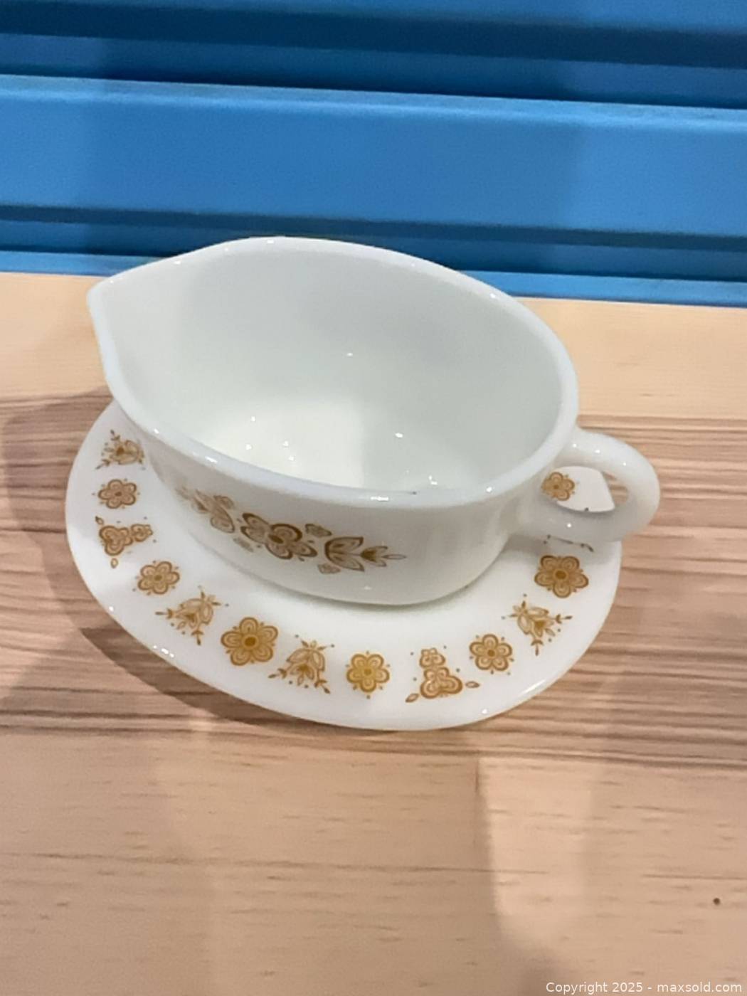 Pyrex Butterfly Gold gravy boat with underplate | Maxsold