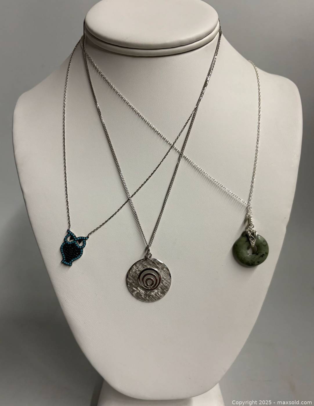 Three 925 sterling silver necklaces with pendants | Maxsold