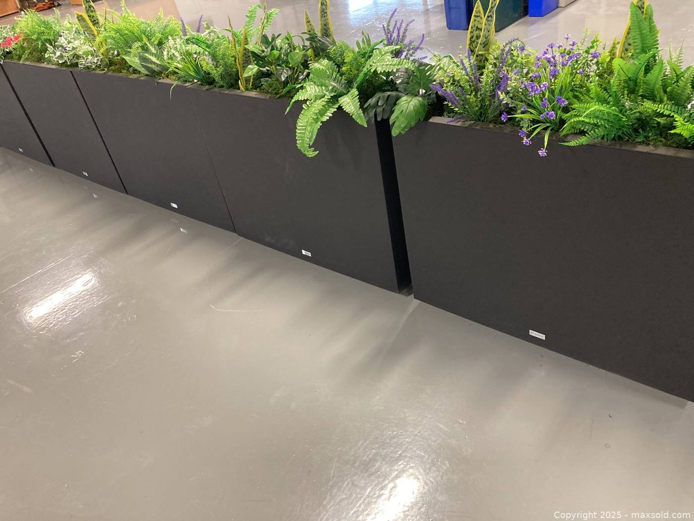 Veradek planter dividers with faux plants (12) | Maxsold