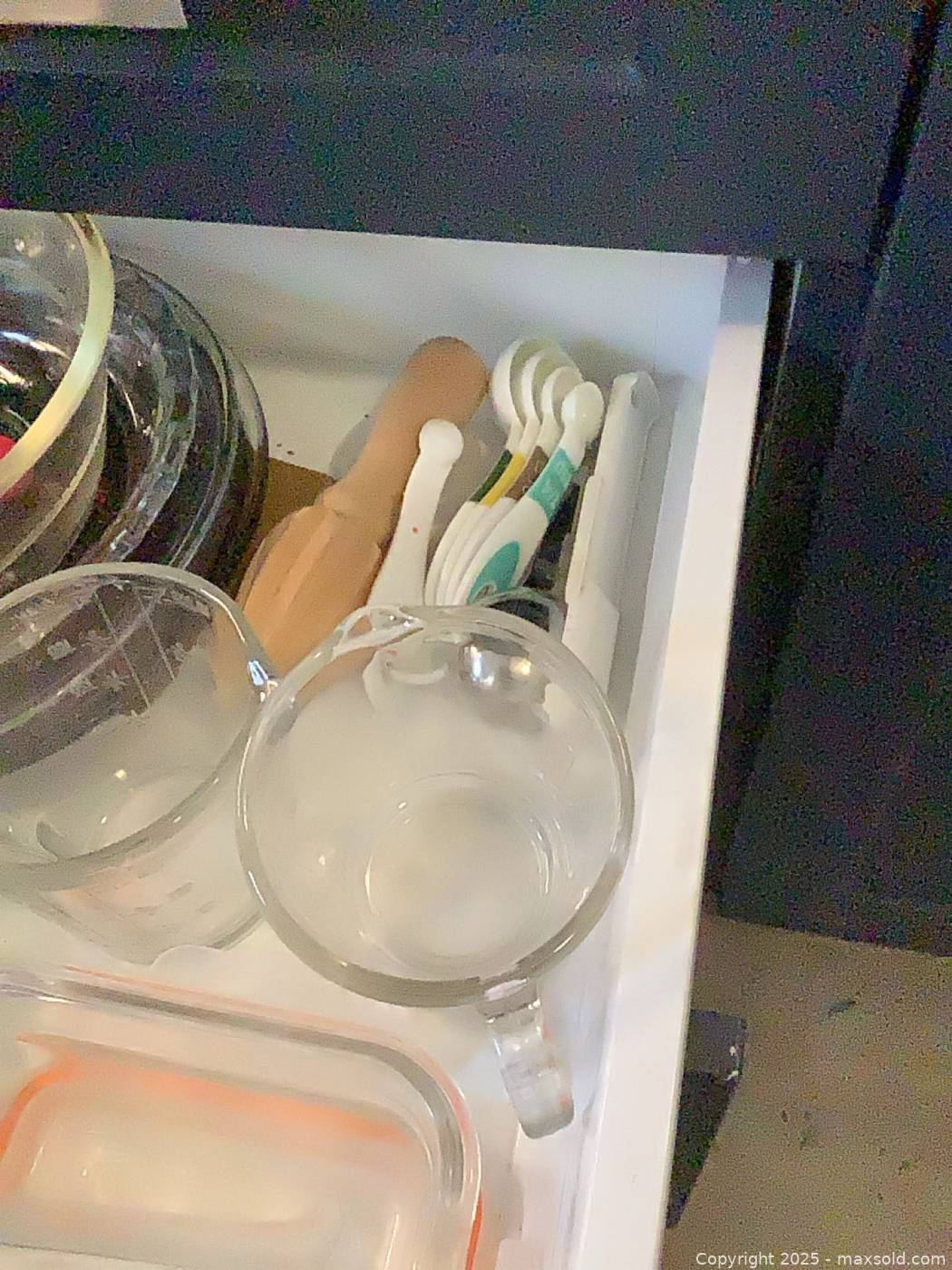 Casserole dishes, lids, measuring cup, small bowls, utensils | Maxsold