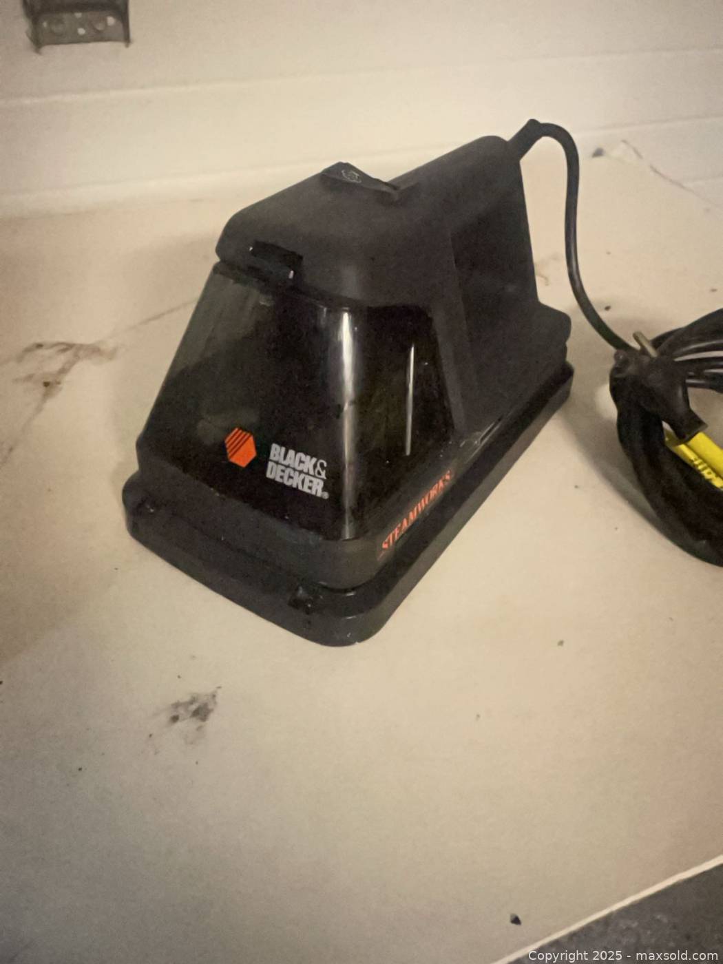 Black & Decker SteamWorks wallpaper steamer | Maxsold