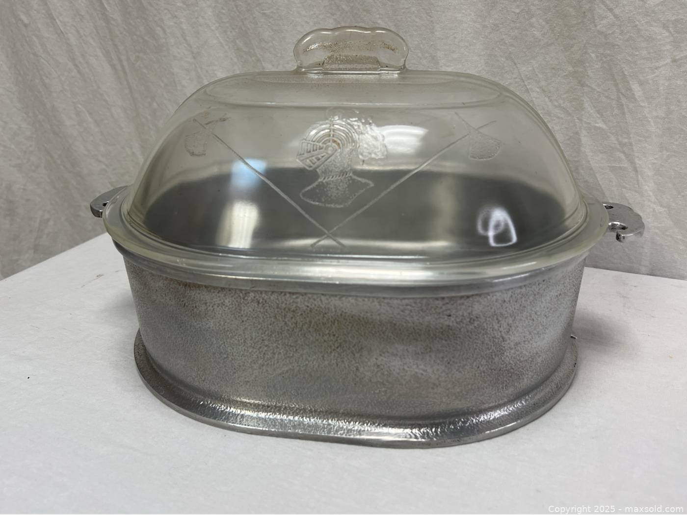 Guardian Service aluminum oval roaster with glass dome lid | Maxsold