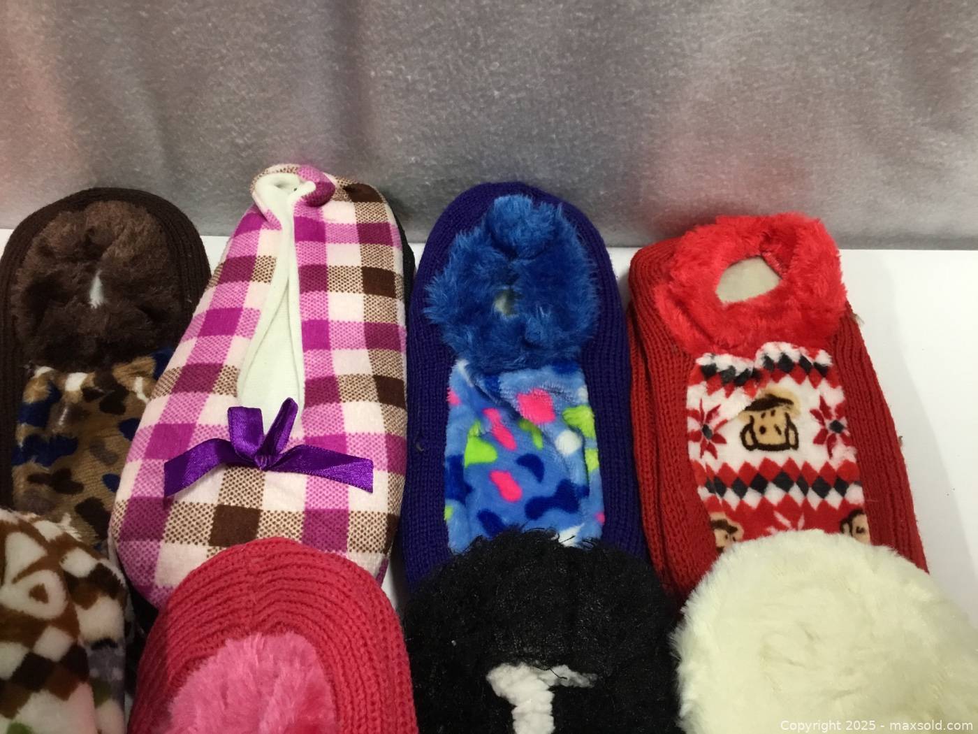 10 Pairs New Assorted Size 36-41 Slippers | Maxsold