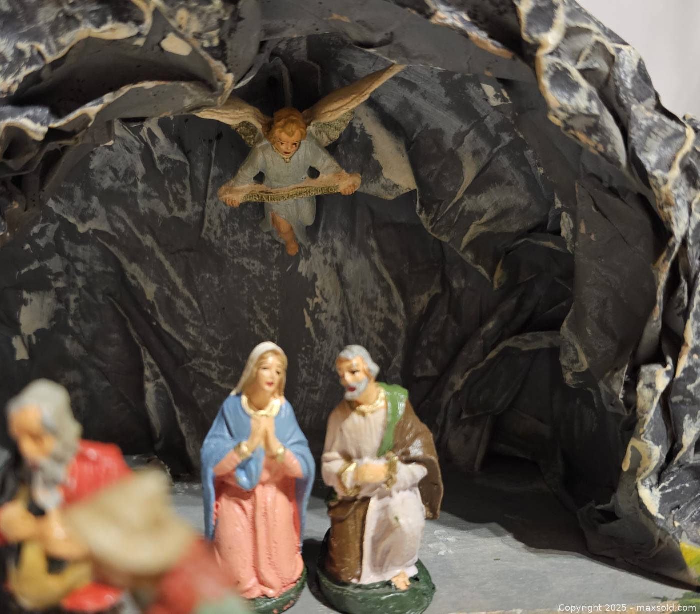 Vintage nativity diorama with figures | Maxsold