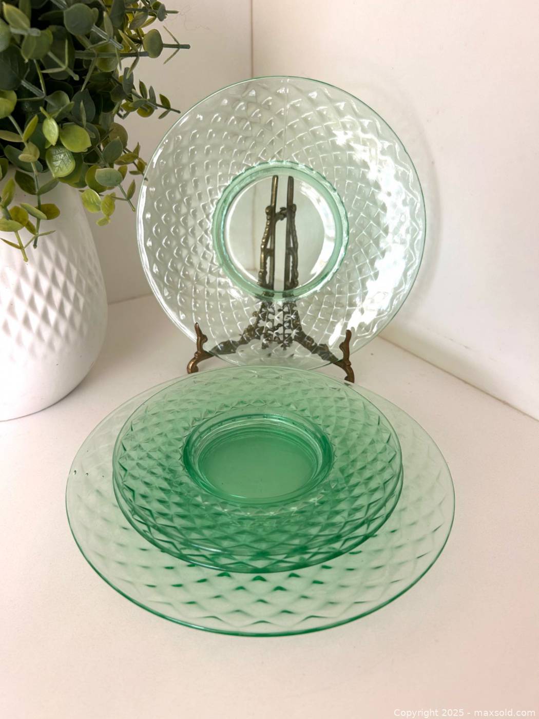 Imperial Diamond uranium glass plates, 4 | Maxsold