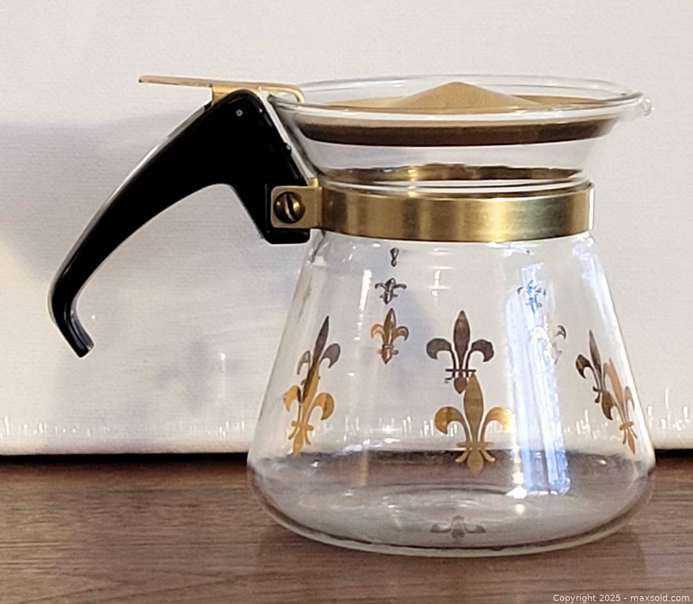 Pyrex Fleur de Lis glass tea carafe with lid | Maxsold