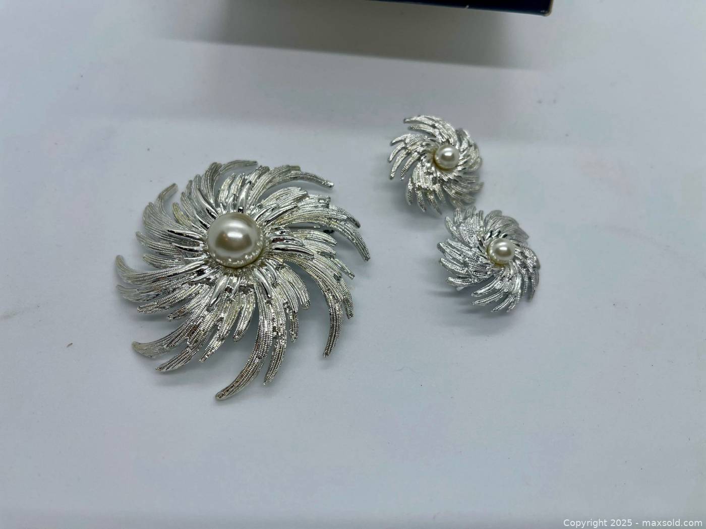 Sarah Coventry silver-tone swirl brooch & clip-on earrings set with ...