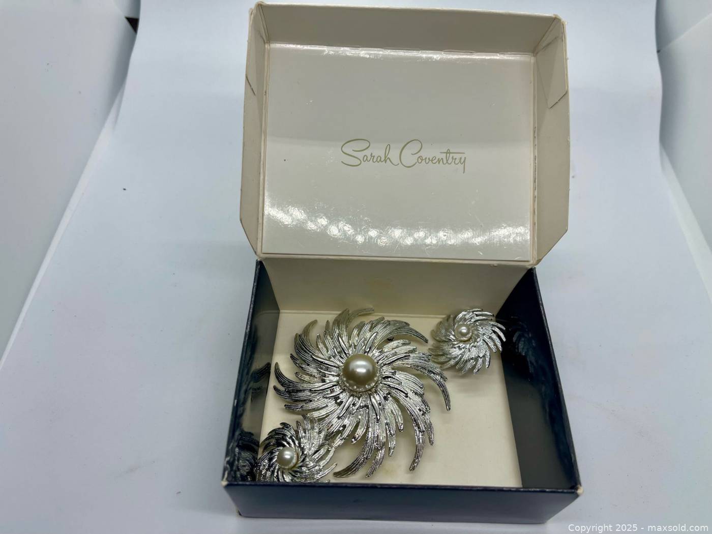 Sarah Coventry silver-tone swirl brooch & clip-on earrings set with ...