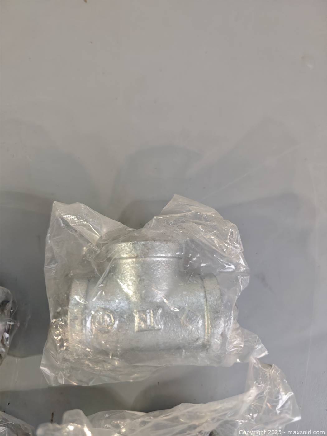 Six 3/4" galvanized threaded iron T-couplings | Maxsold