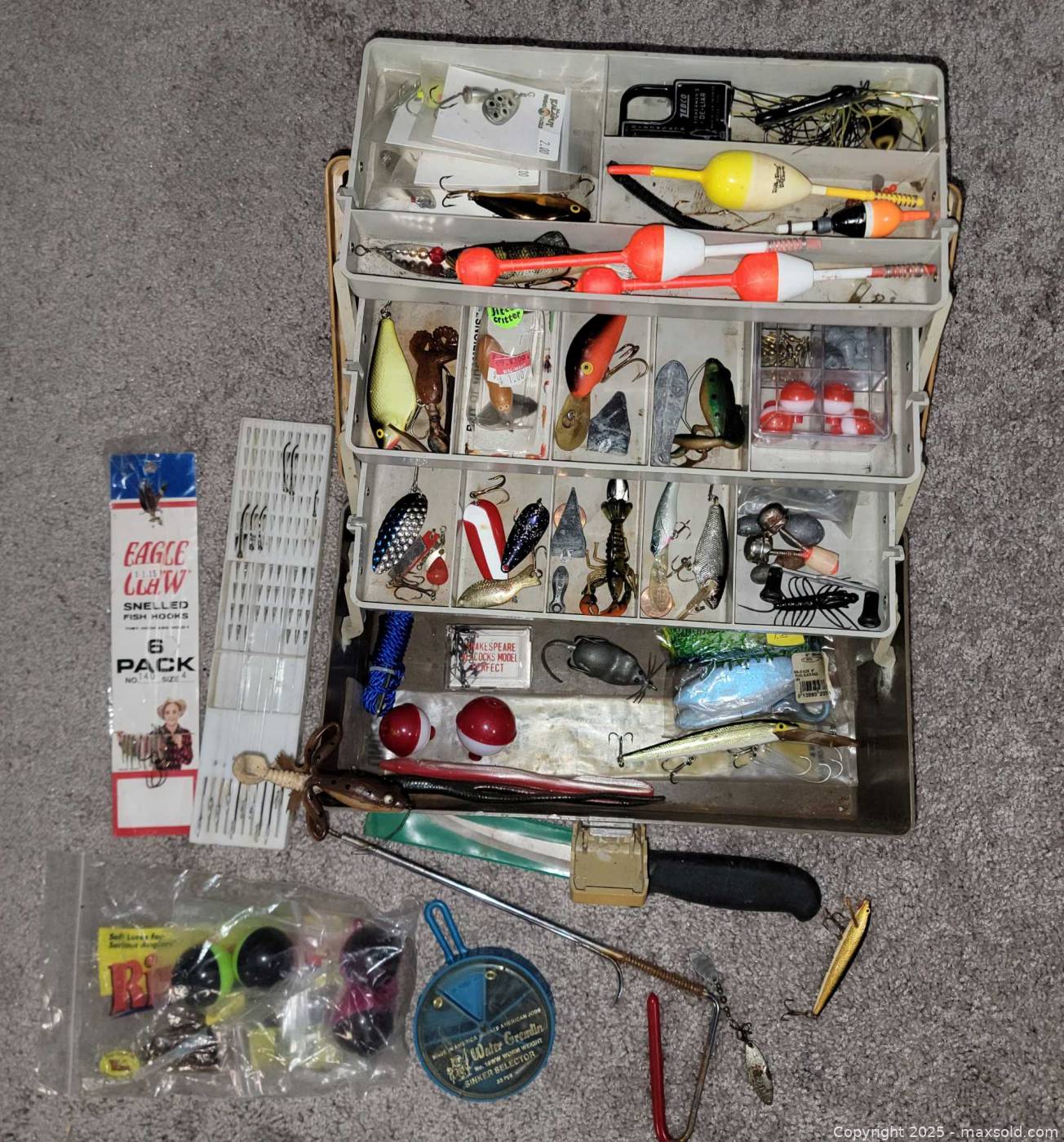 Tackle box, lures, hooks, bobbers, knives | Maxsold