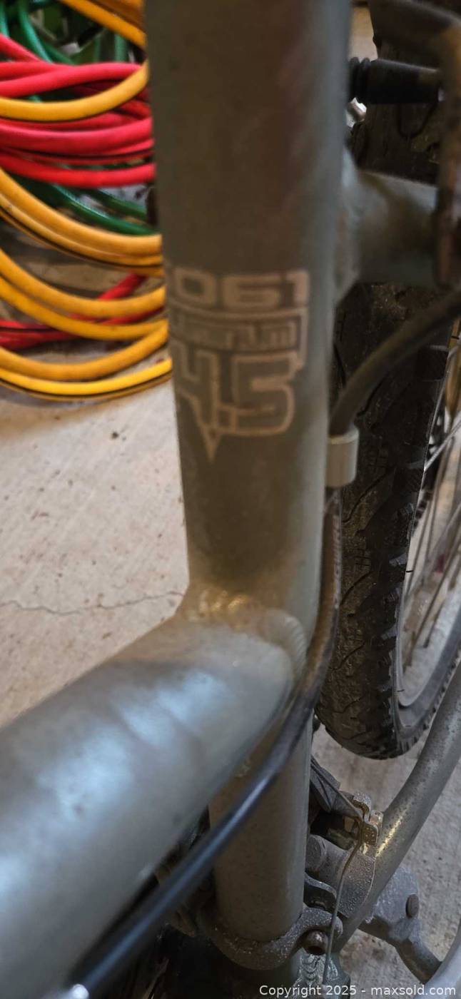 Del Sol 18-Speed Step-Through Bicycle | Maxsold