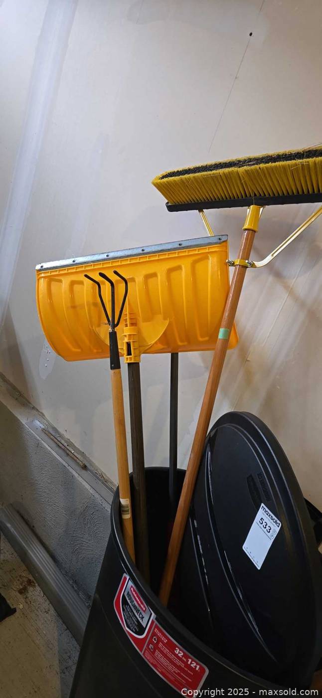 Rubbermaid Roughneck can with garden tools | Maxsold