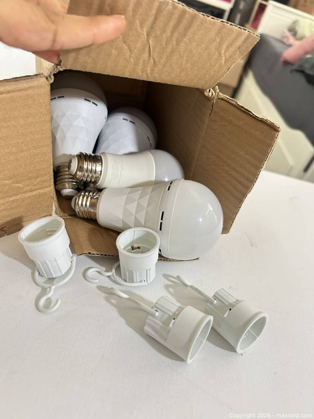 LED light bulbs with socket adapters | Maxsold