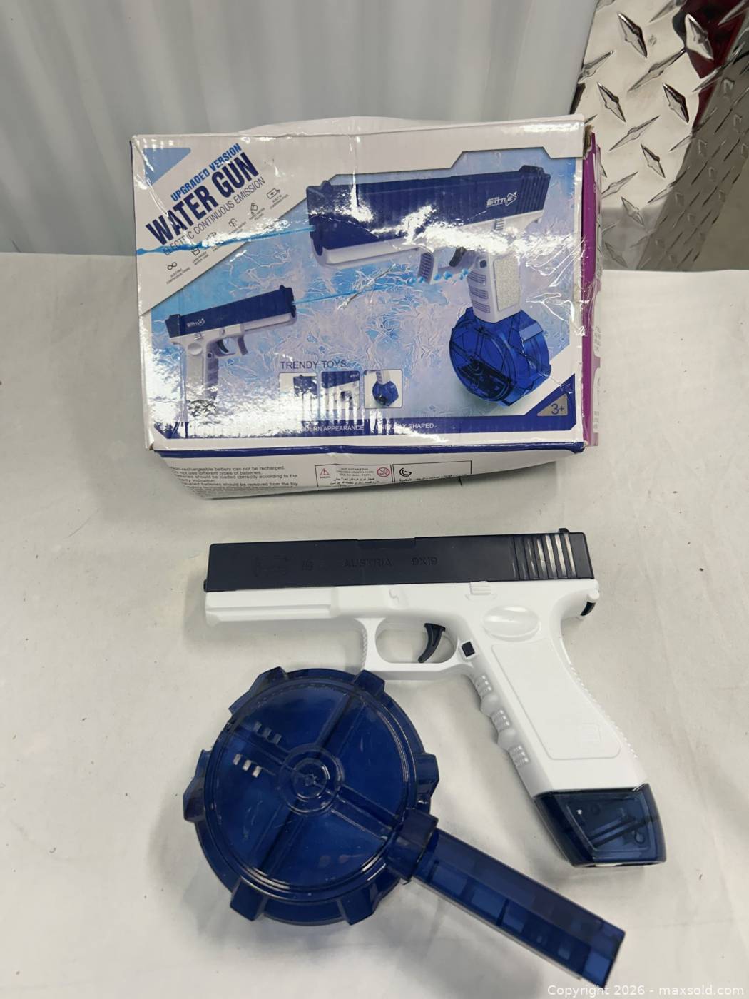 White plastic drum-reservoir water gun | Maxsold