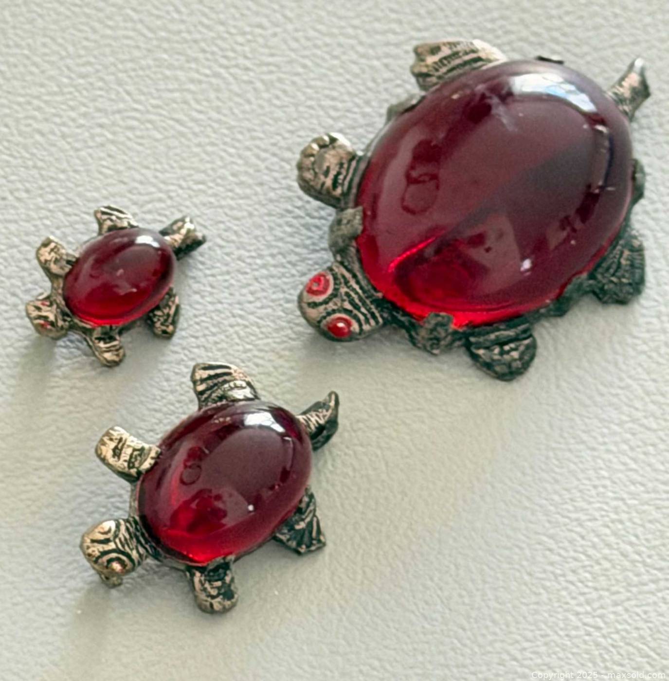 3 vintage red cabochon turtle brooches | Maxsold