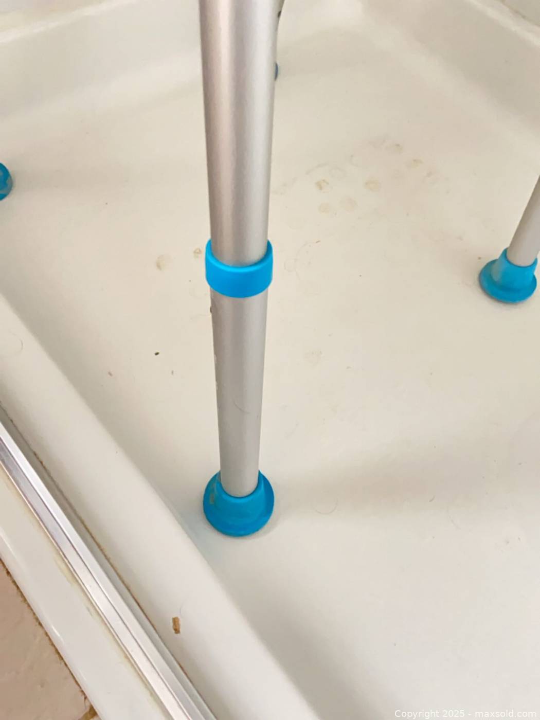 Walker, shower chair and suction grab bar | Maxsold