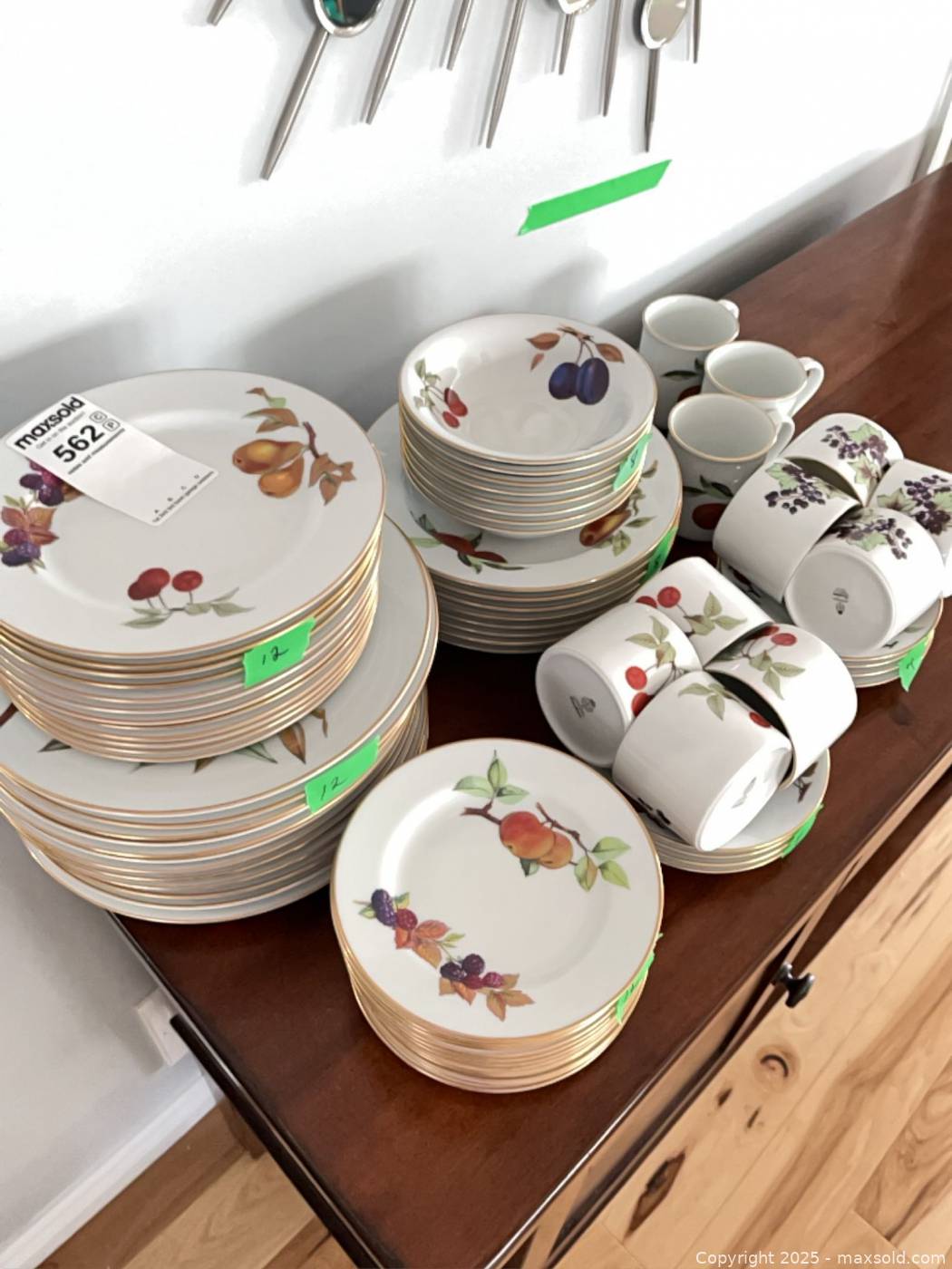 Royal Worcester Evesham dinnerware 72-piece set | Maxsold