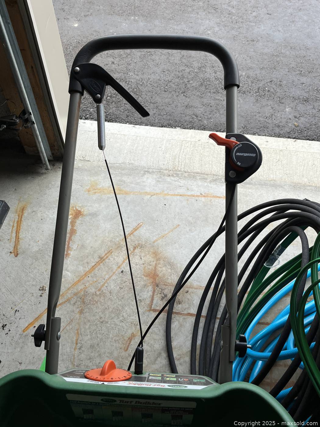 Scotts Turf Builder EdgeGuard DLX spreader, hoses, watering can | Maxsold