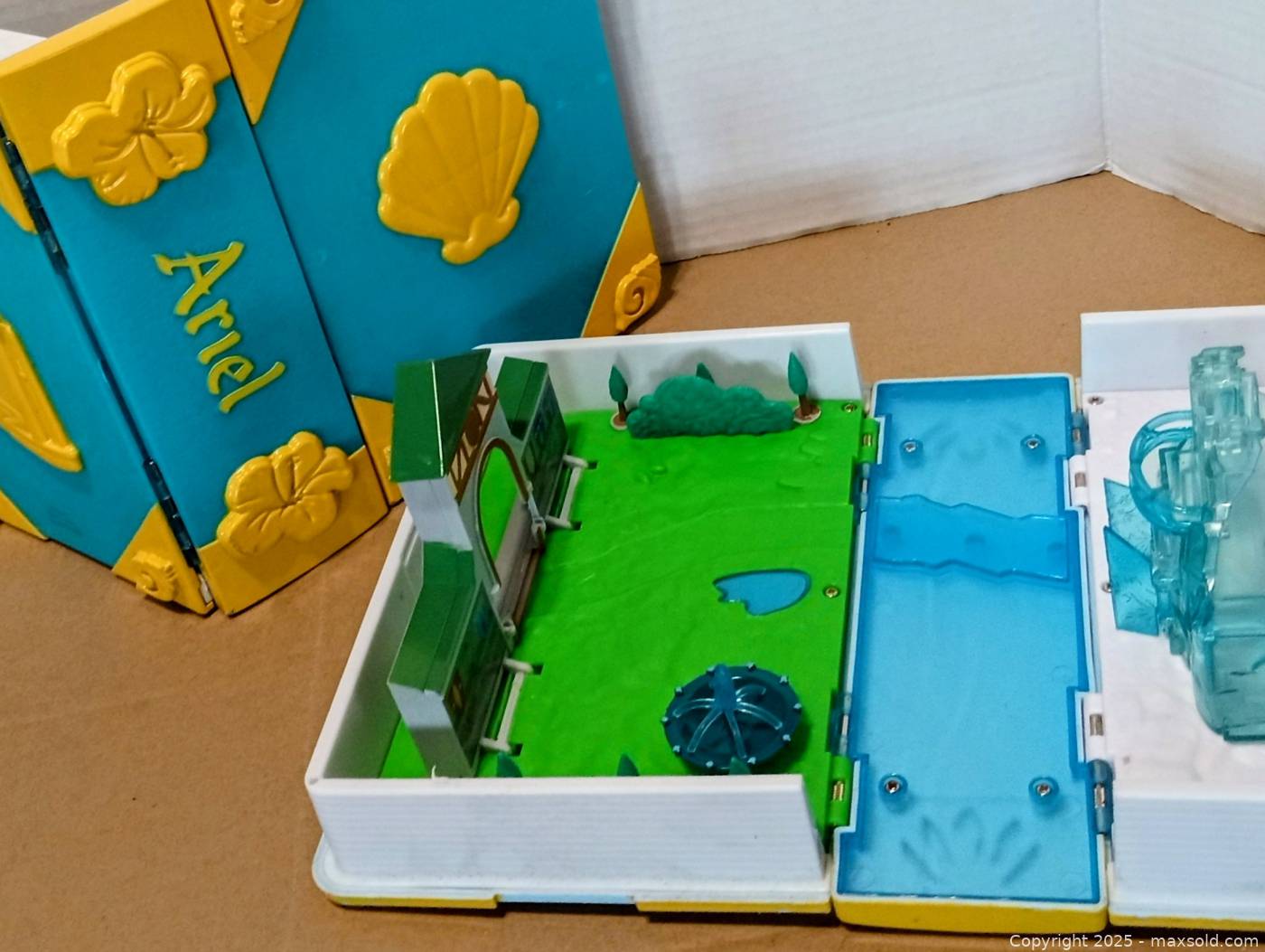 Little Mermaid and Frozen play book cases | Maxsold
