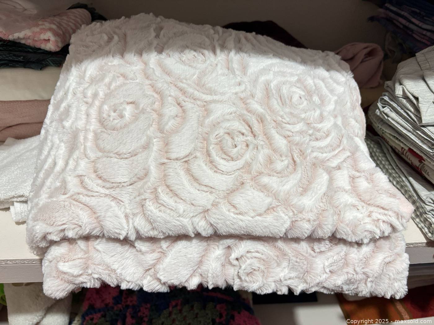 Mixed linens – sheets, pillowcases, towels, pillows, afghan, 36+ pieces ...