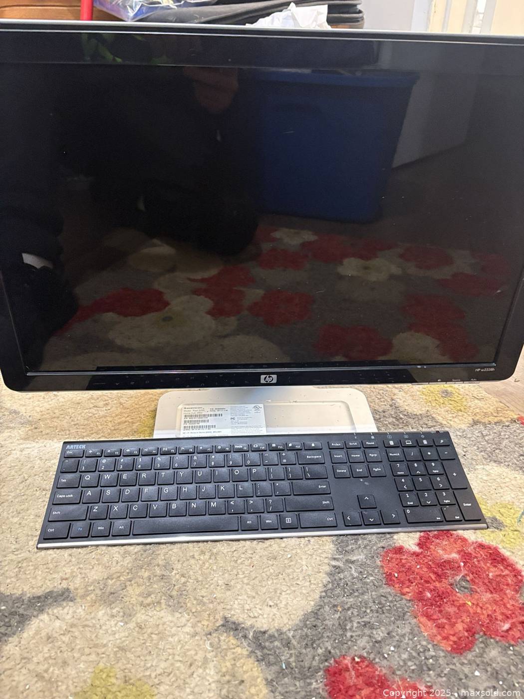 HP LCD monitor with HDMI VGA audio inputs plus wireless keyboard | Maxsold