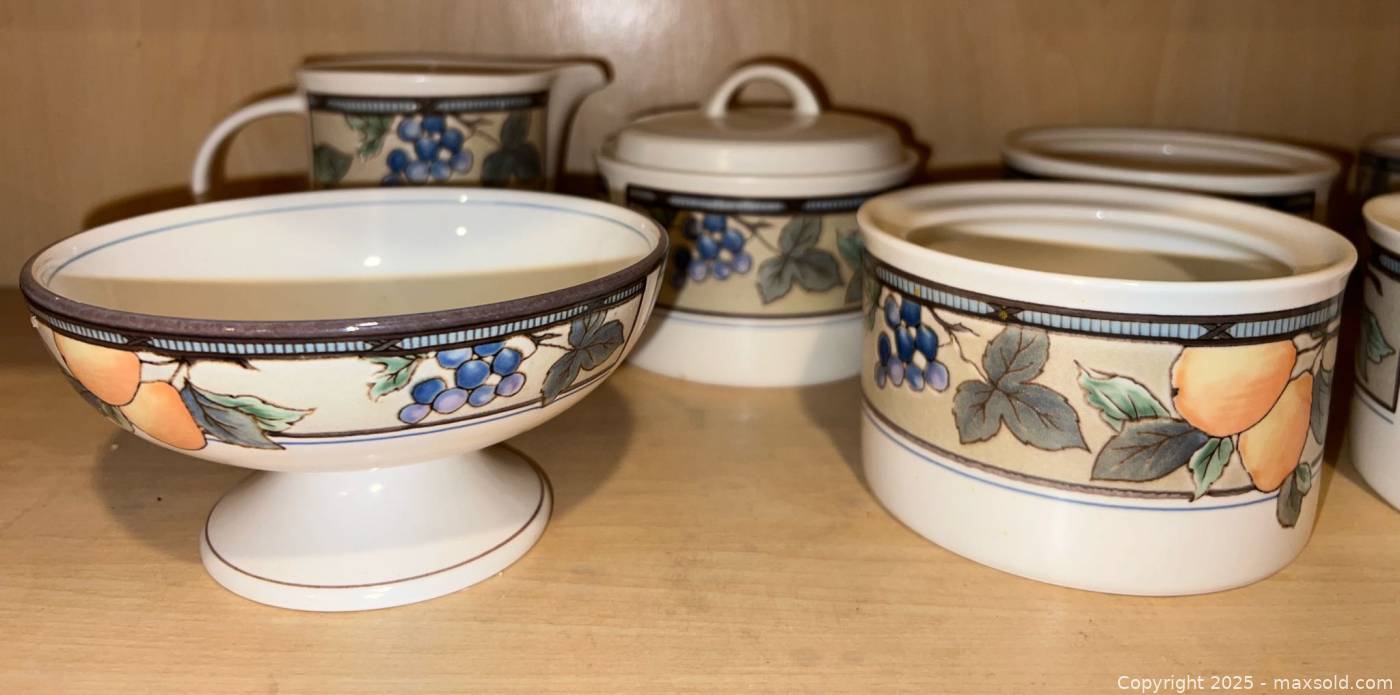 Mikasa Intaglio stoneware dinnerware set, 39 pieces | Maxsold