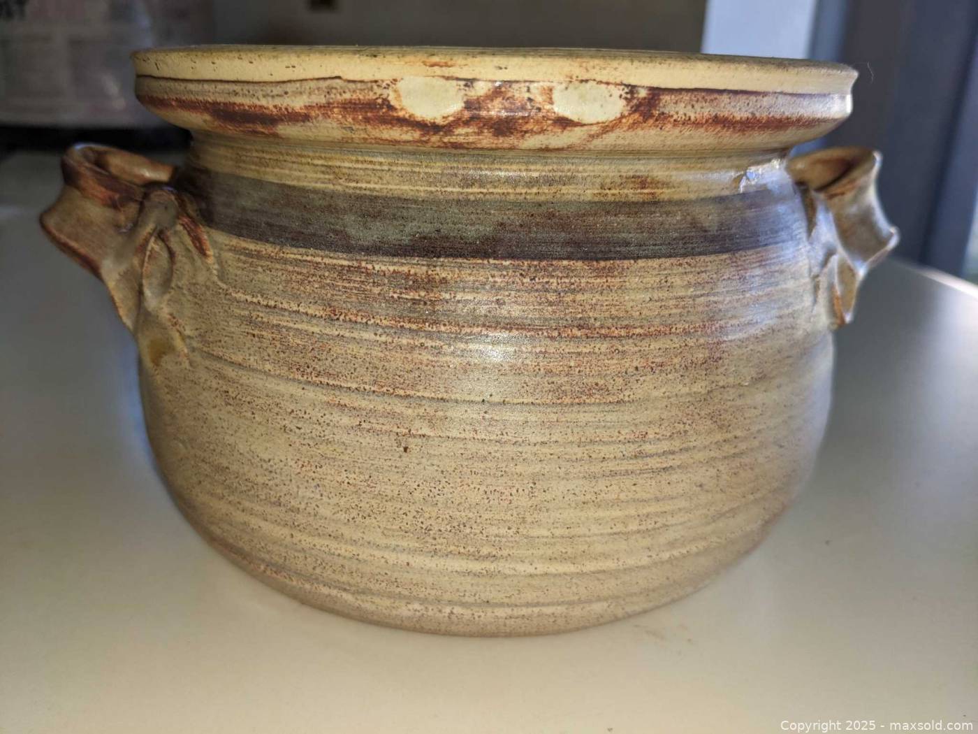 Stoneware pottery bowl with twin lug handles | Maxsold