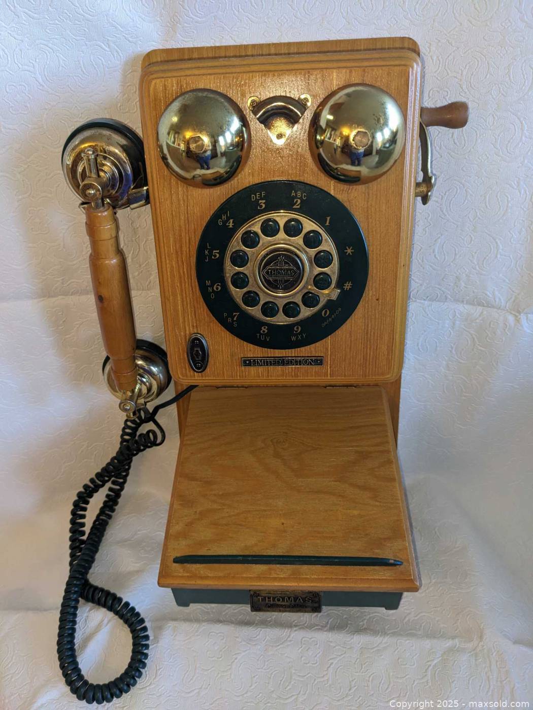 Thomas Collector's Edition oak wall phone | Maxsold