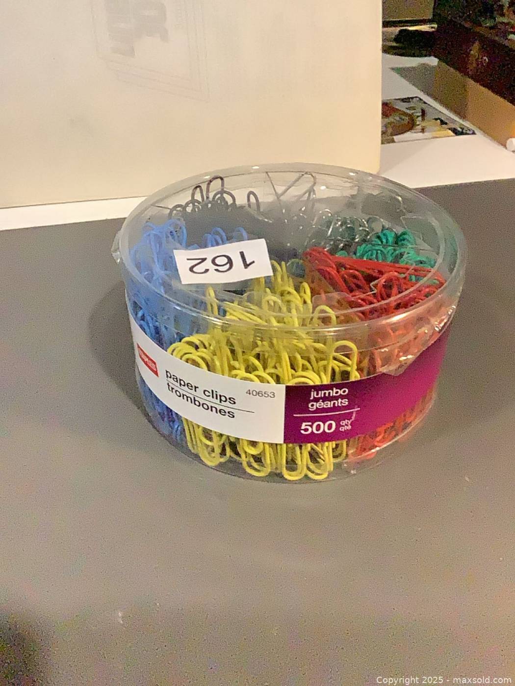 Staples 500-count jumbo paper clips | Maxsold