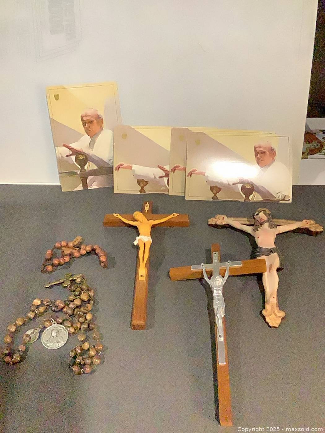 3 crucifixes, 2 rosaries, 4 prayer cards | Maxsold