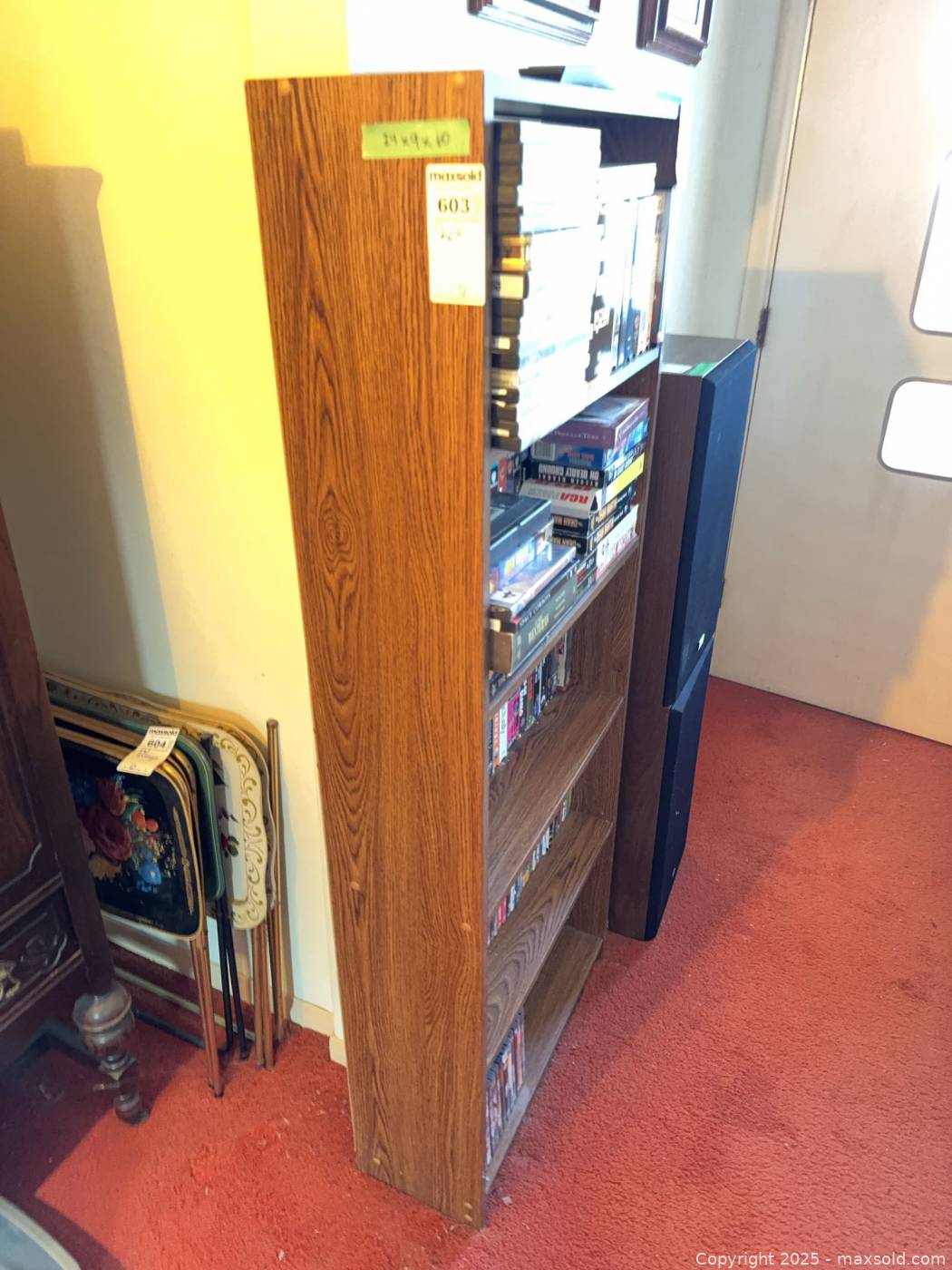 5-shelf oak-look laminate bookcase | Maxsold