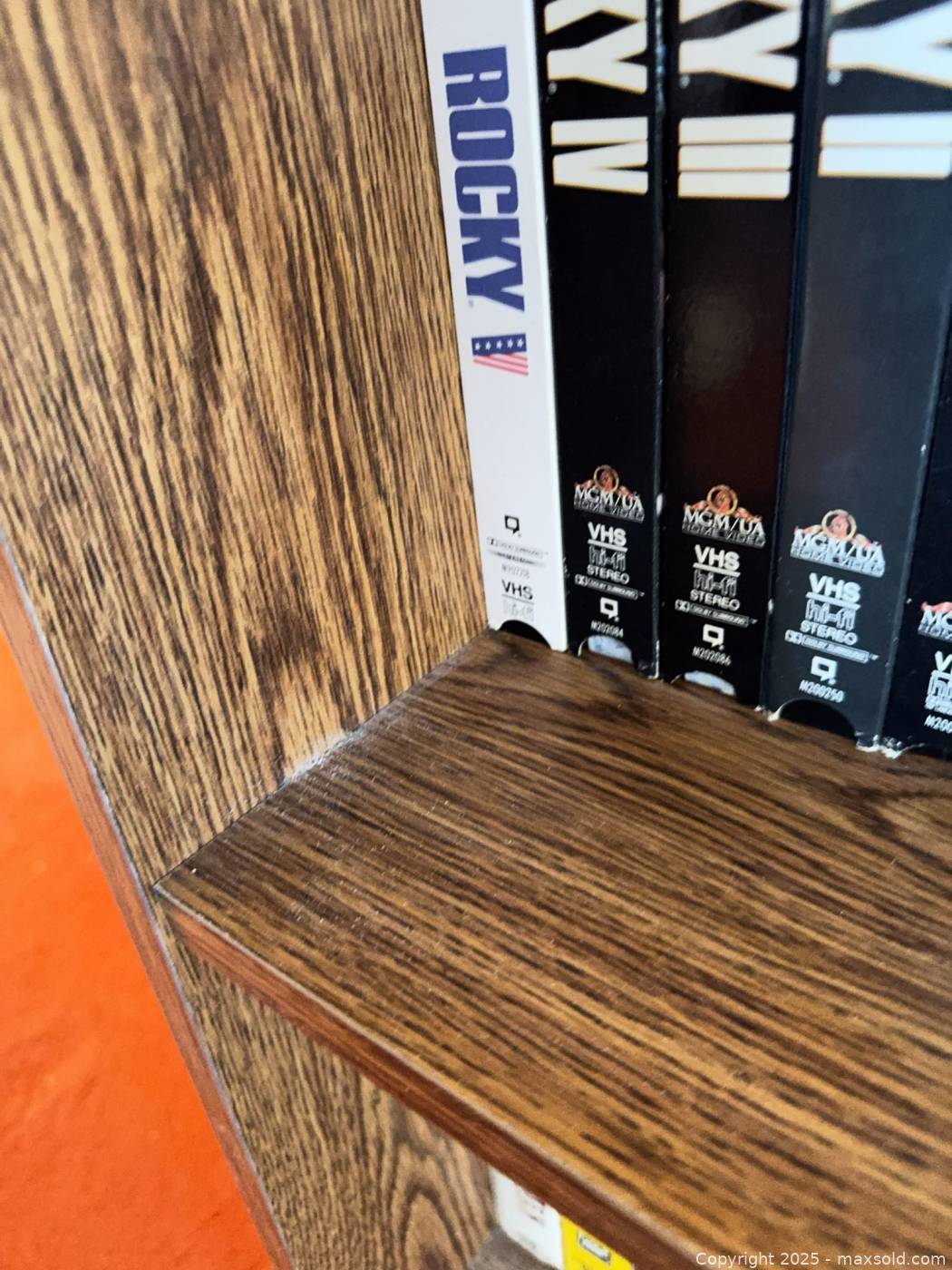 5-shelf oak-look laminate bookcase | Maxsold