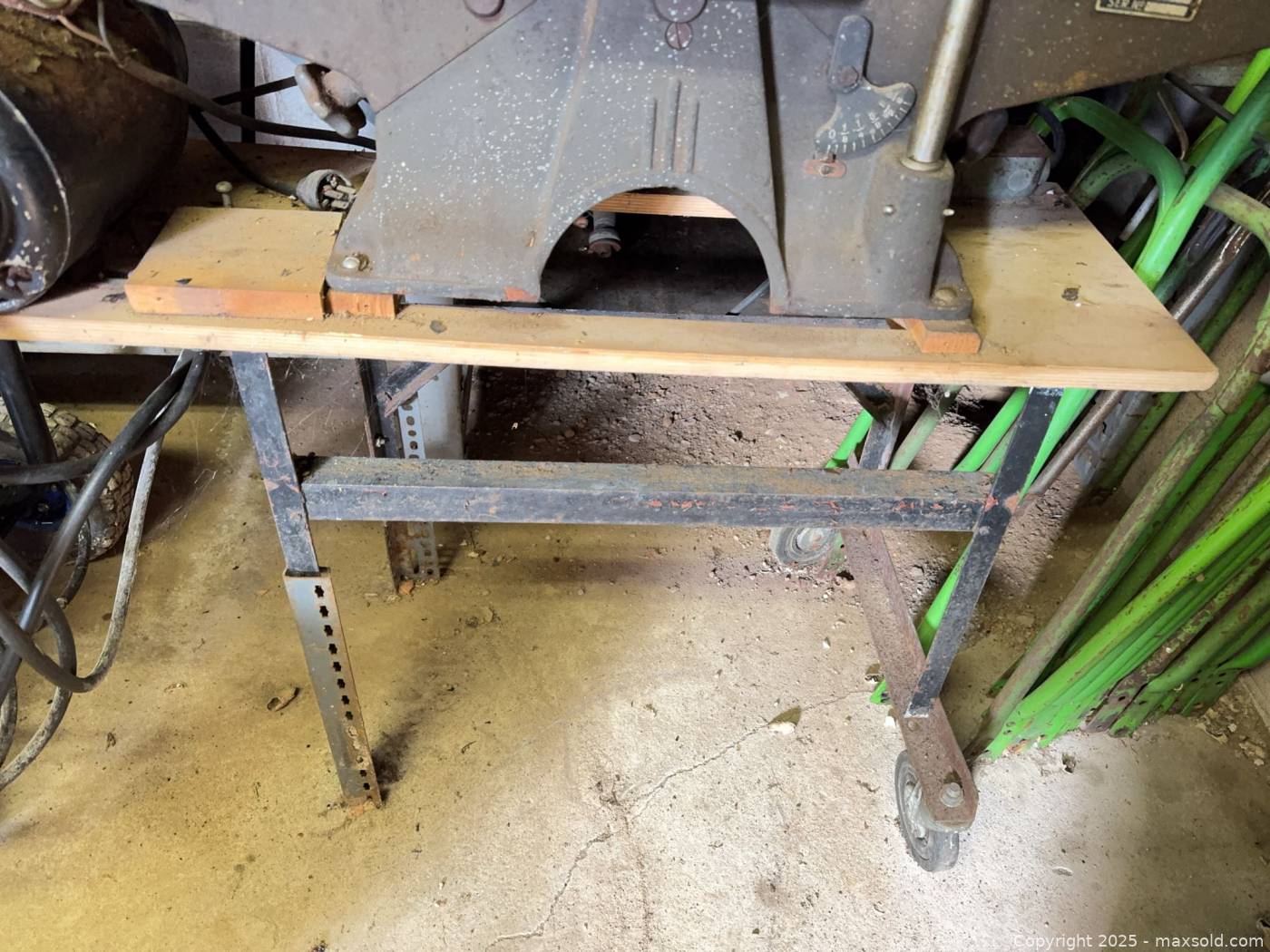 Beaver cast-iron benchtop jointer with motor and stand | Maxsold
