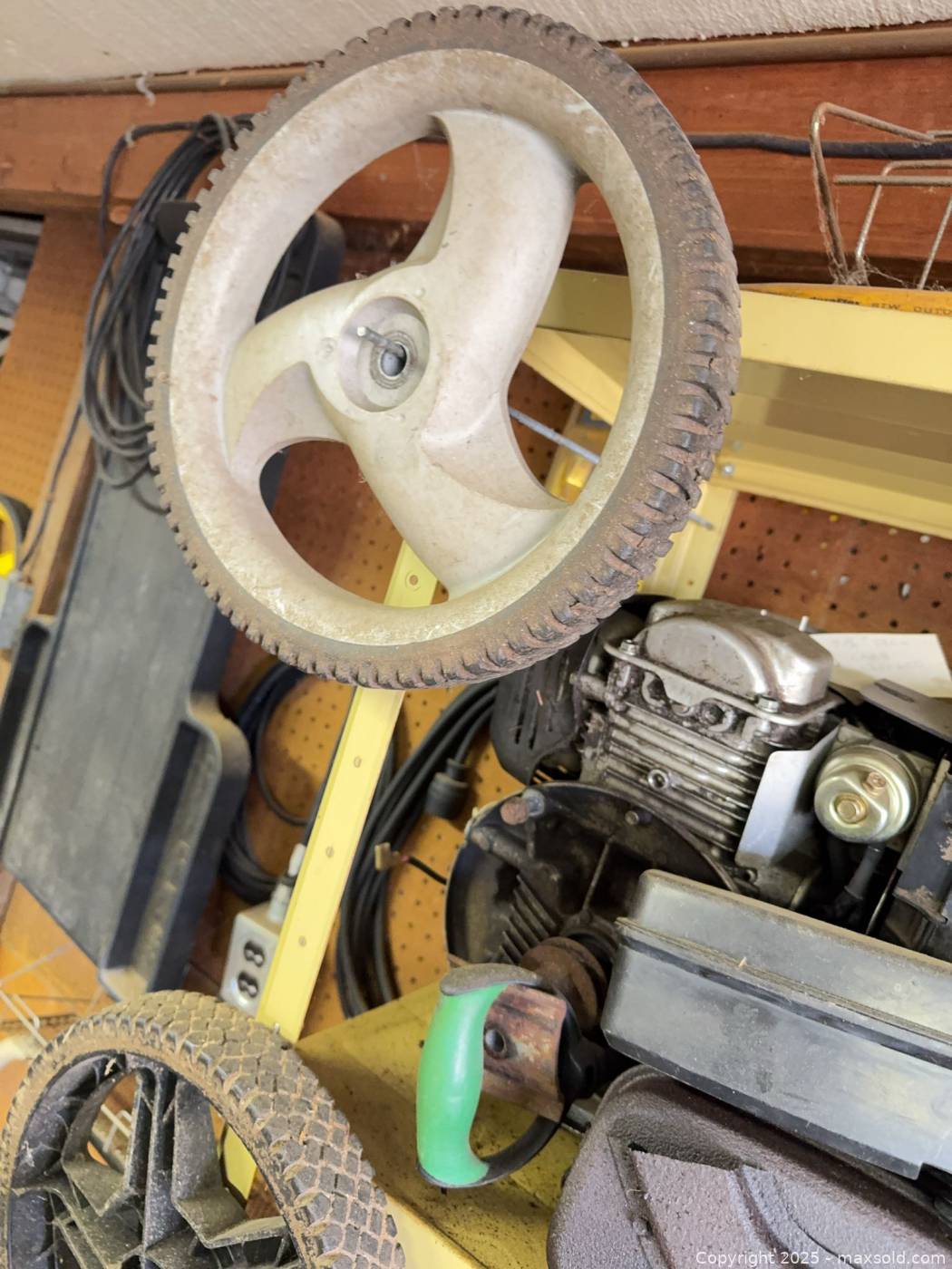 Small horizontal-shaft engine cores and wheels | Maxsold