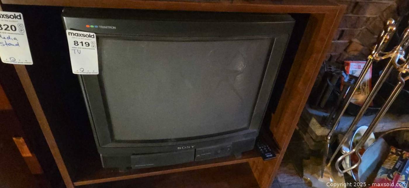 Sony Trinitron CRT Television With Remote 20–27" | Maxsold