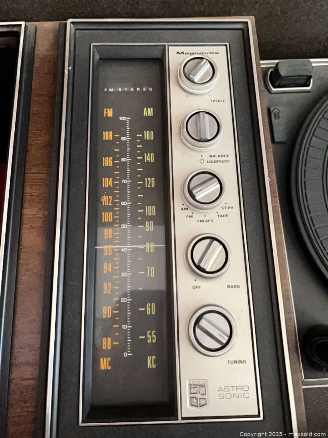 Magnavox Astro Sonic Micromatic wood stereo console | Maxsold