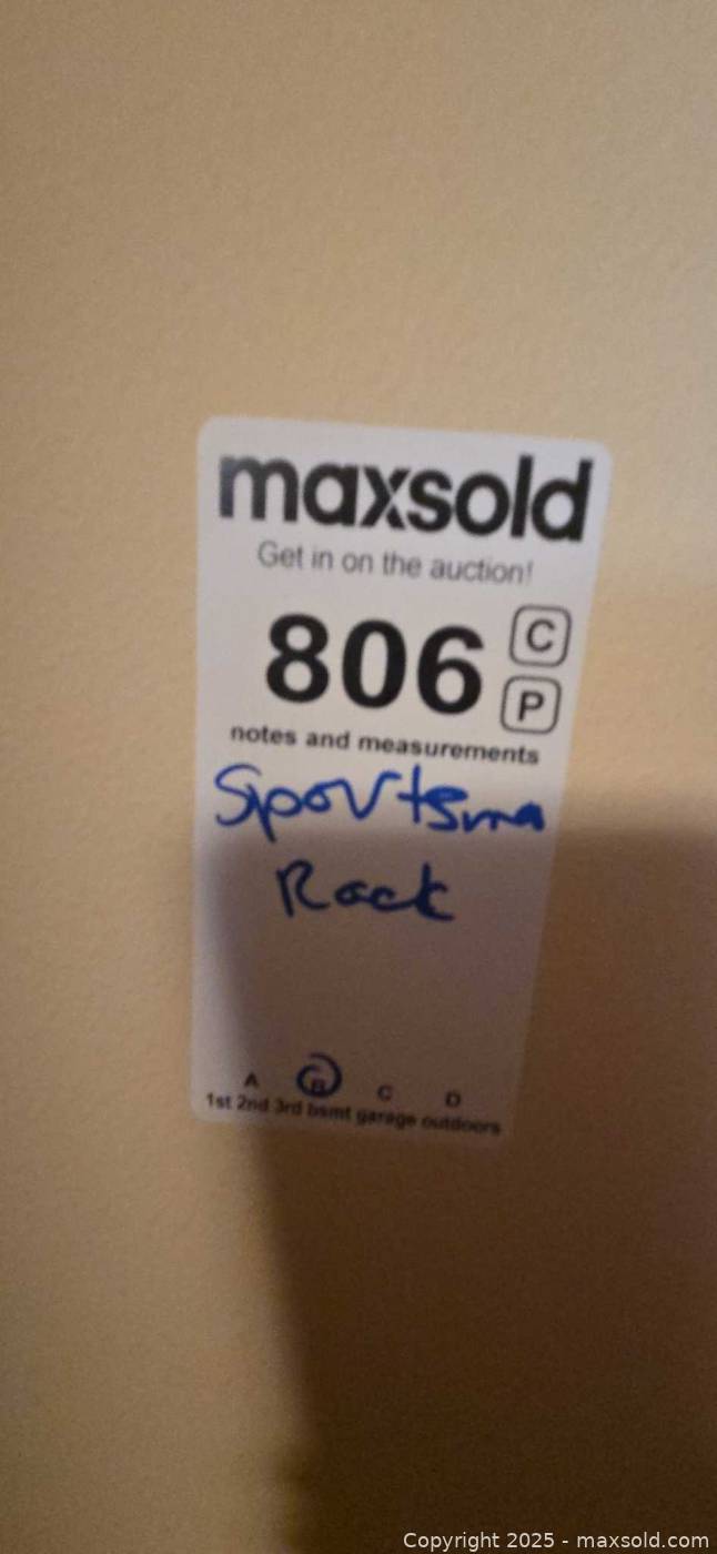 Wall-mounted solid wood rack, 6 notches | Maxsold