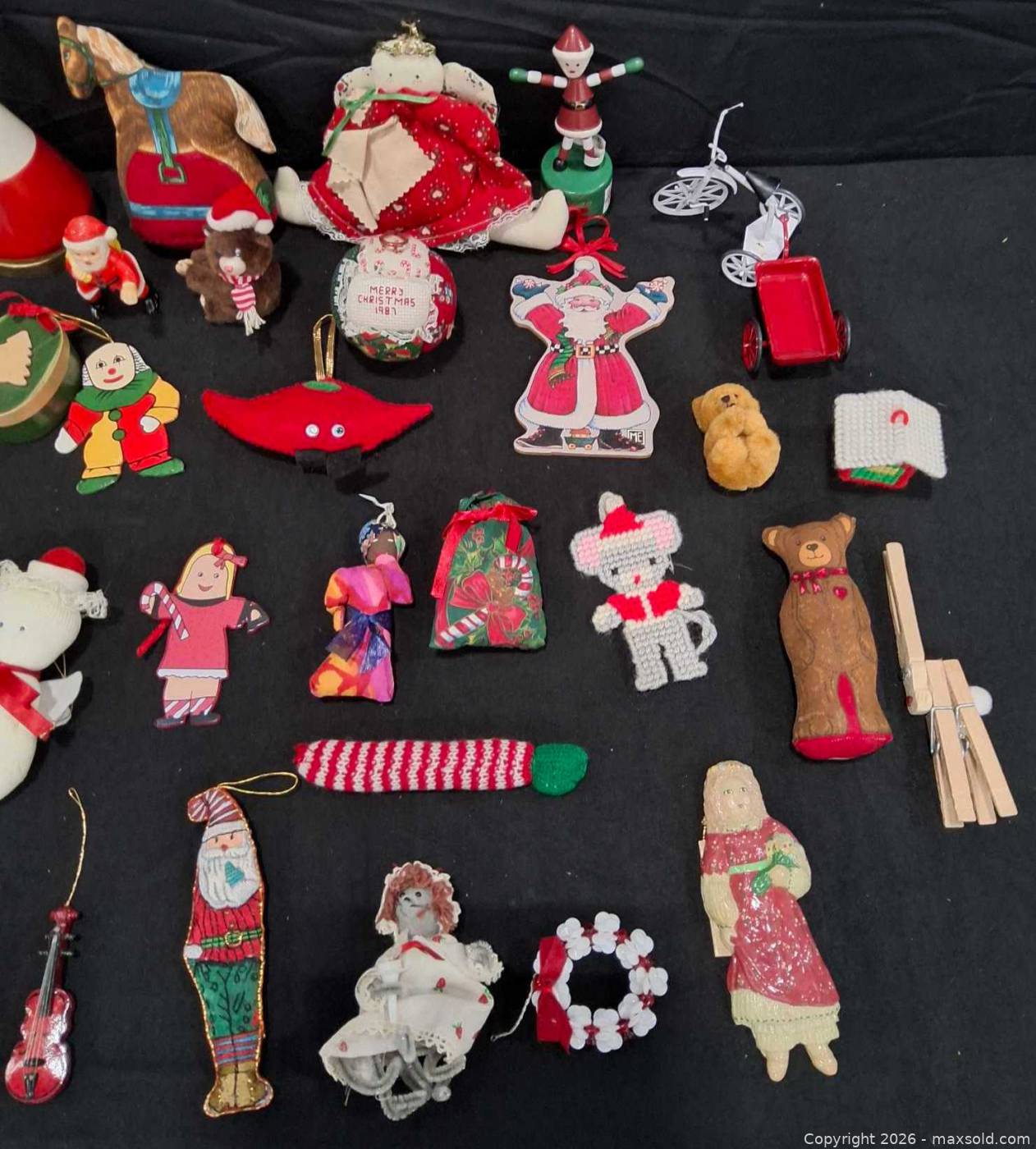 Assorted Christmas tree ornaments, 40+ | Maxsold