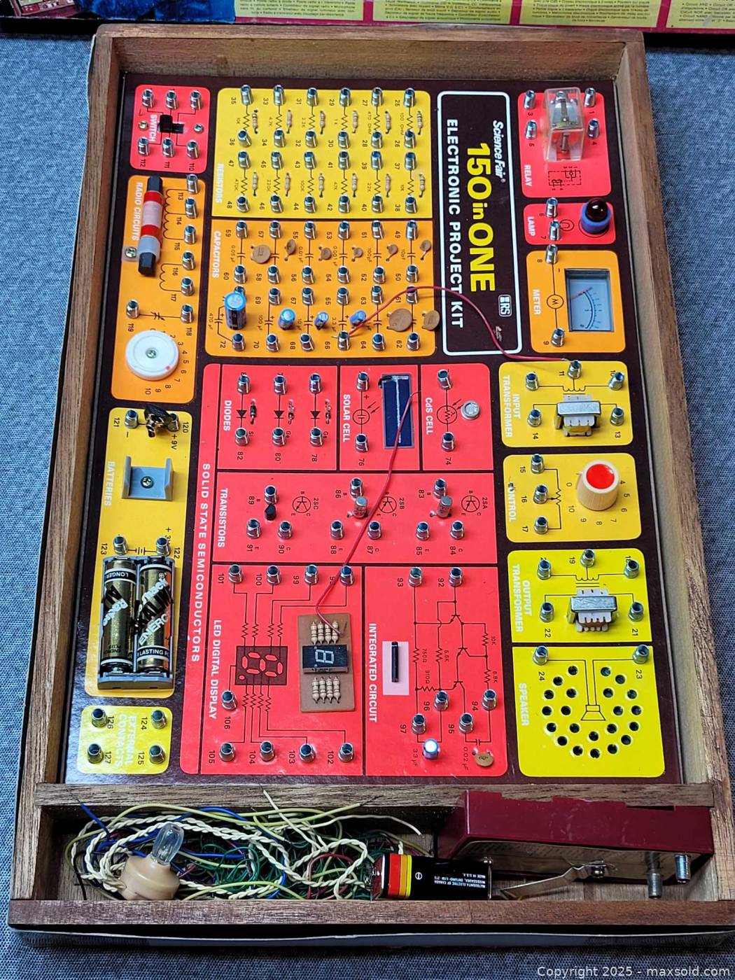 Science Fair 150-in-One electronic project kit | Maxsold