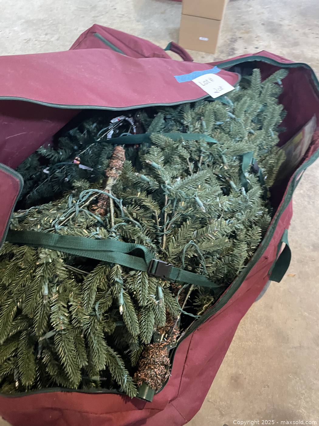 Frontgate 10ft Slim Pre-Lit Christmas Tree With Stand And Carry Bag ...