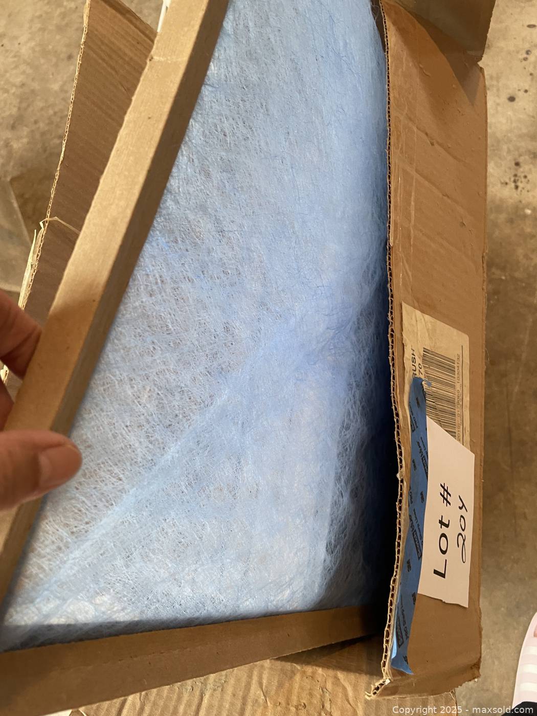 Box of 12 disposable furnace air filters 20"x20"x1" | Maxsold