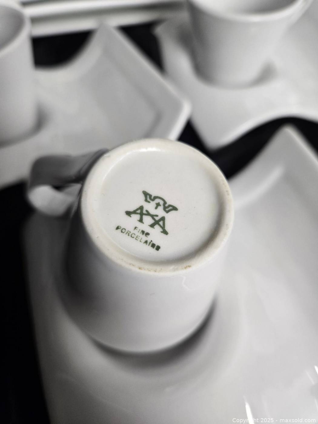 AXA Fine Porcelaine & Alex Liddy white porcelain dinnerware set | Maxsold