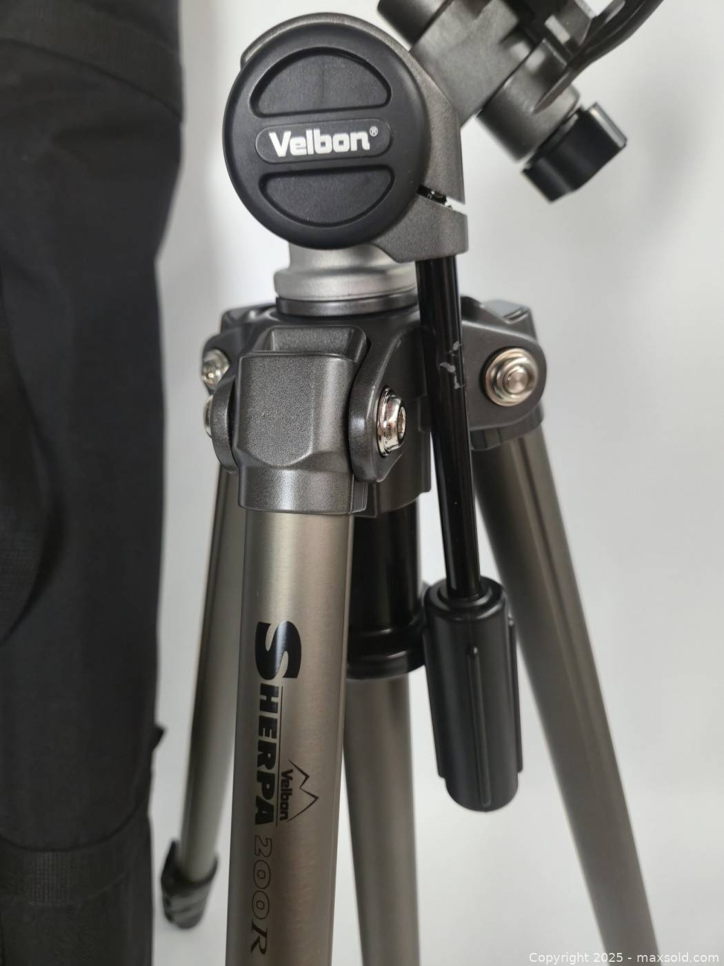 Velbon Sherpa 200R Tripod with PH-157Q Head | Maxsold