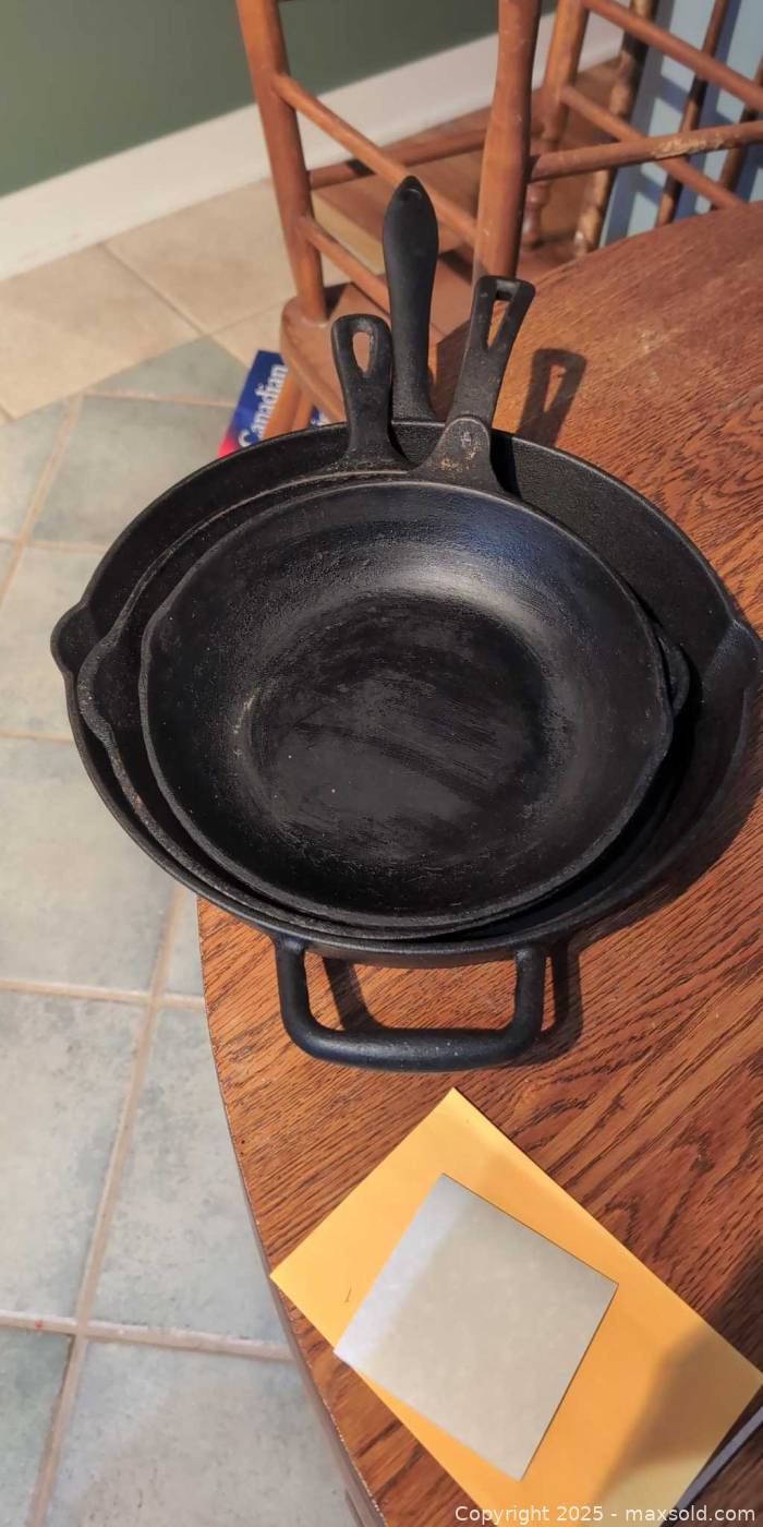 Cast iron skillets, set of 3 | Maxsold