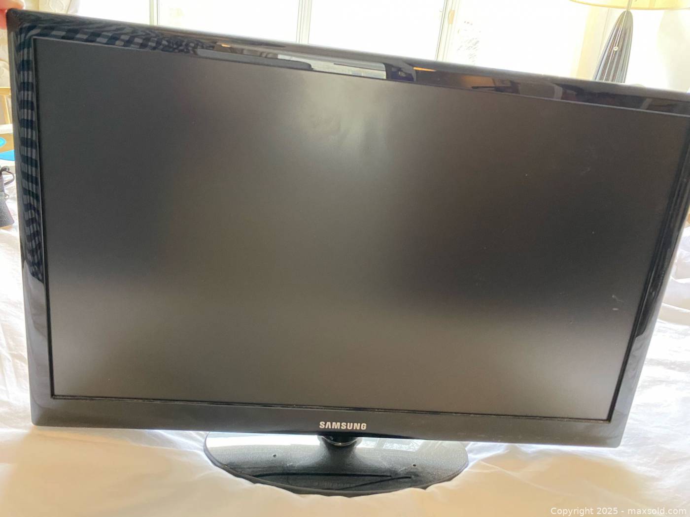 Samsung 32" LED/LCD HDTV with remote | Maxsold