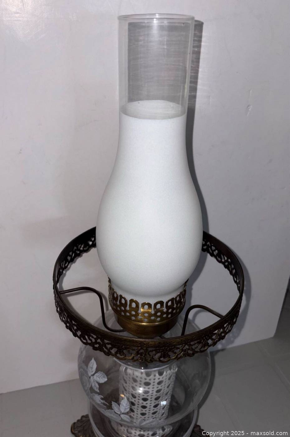 Vintage hurricane-style electric table lamp | Maxsold