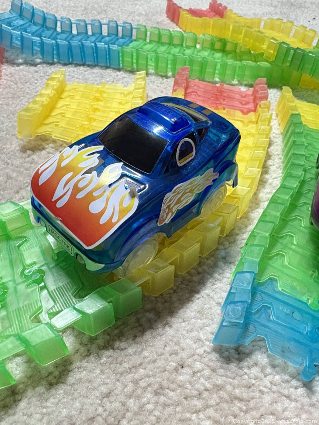 Interlocking snap race track set with 2 toy cars | Maxsold