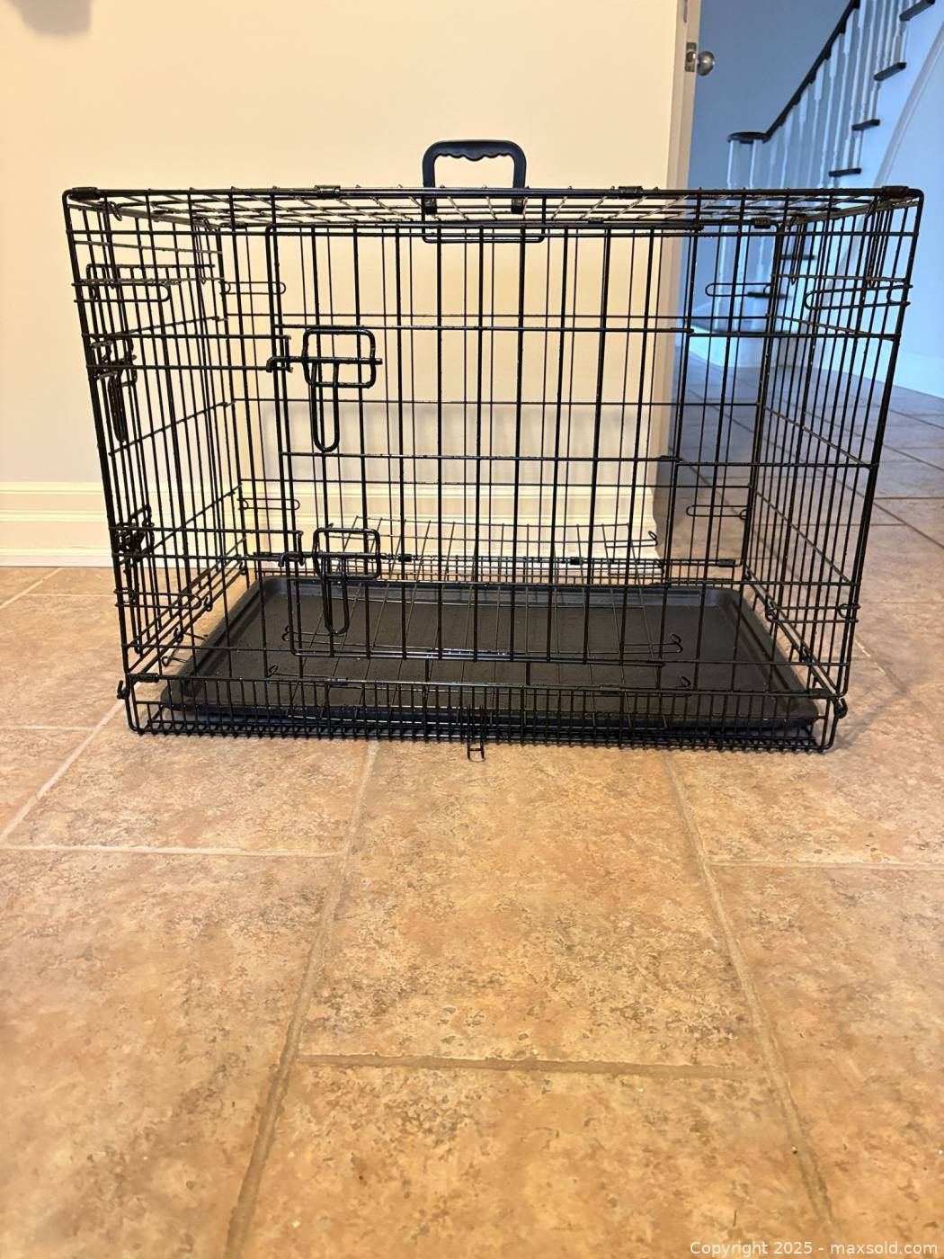 Medium black coated wire dog crate 30"L x 19"W x 22"H | Maxsold